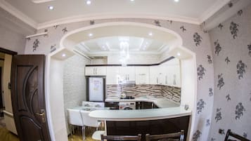 Apartamento | Cozinha privada | Um frigorífico/congelador grande, um micro-ondas, uma placa de cozinha