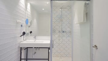 Apartamento, 1 quarto | Banheiro | Chuveiro, chuveiro com efeito de chuva