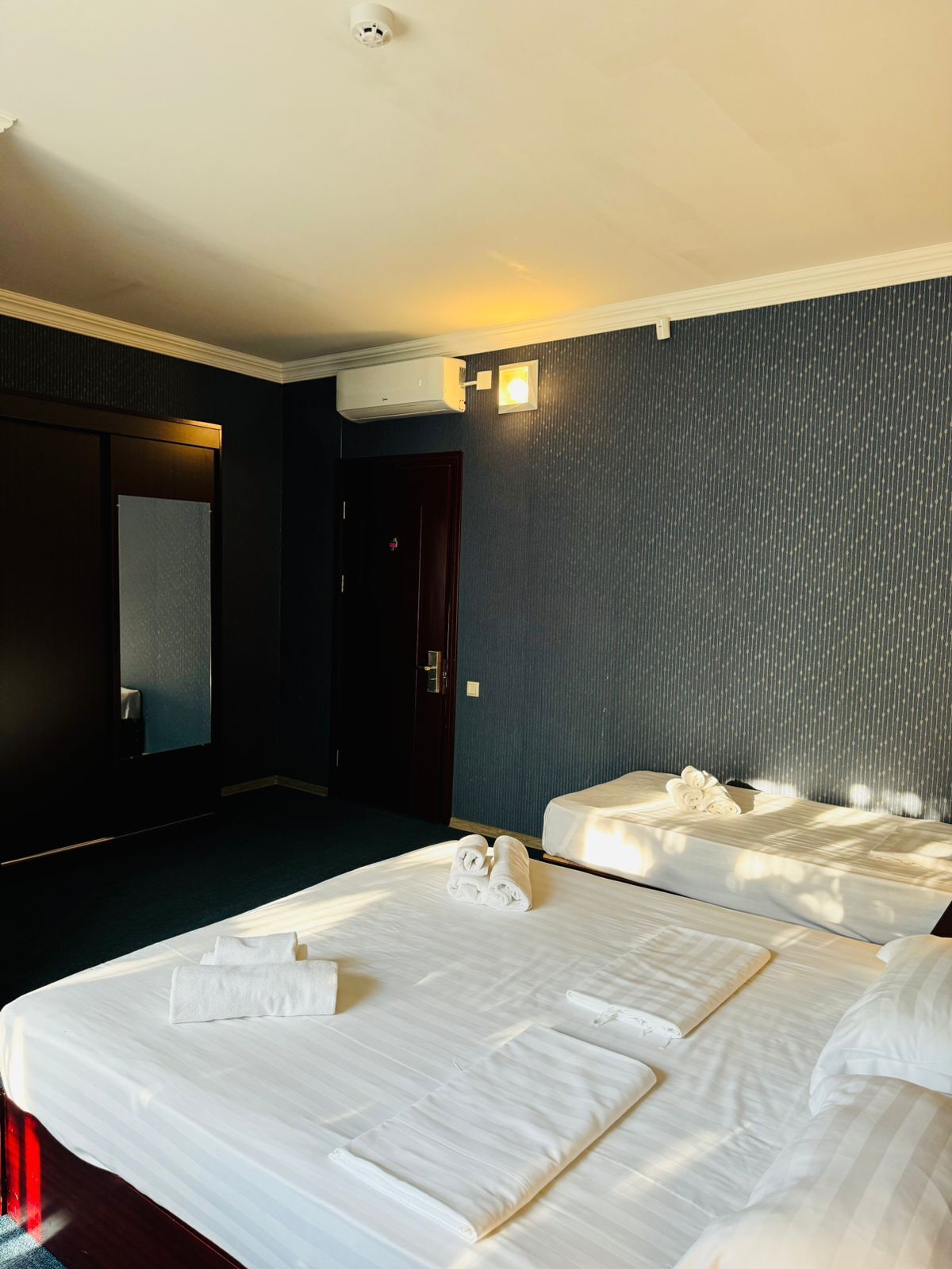 Quarto Duplo Deluxe, várias camas | Cofre no quarto, secretária 