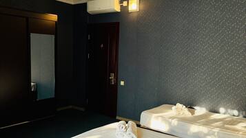 Quarto Duplo Deluxe, várias camas | Cofre no quarto, secretária