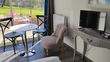 Suíte superior, vista para o jardim | 1 quarto, roupas de cama premium, individualmente decorados