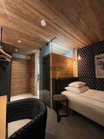 Quarto Individual | Roupa hipoalergénica, cofre no quarto, com decoração personalizada 