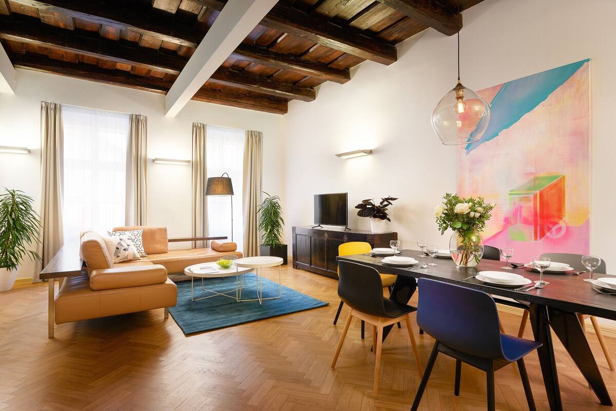 Premier Apartment - Charming (2th flr, elevator) | Sala de estar | TV de ecrã plano, leitor de DVD 