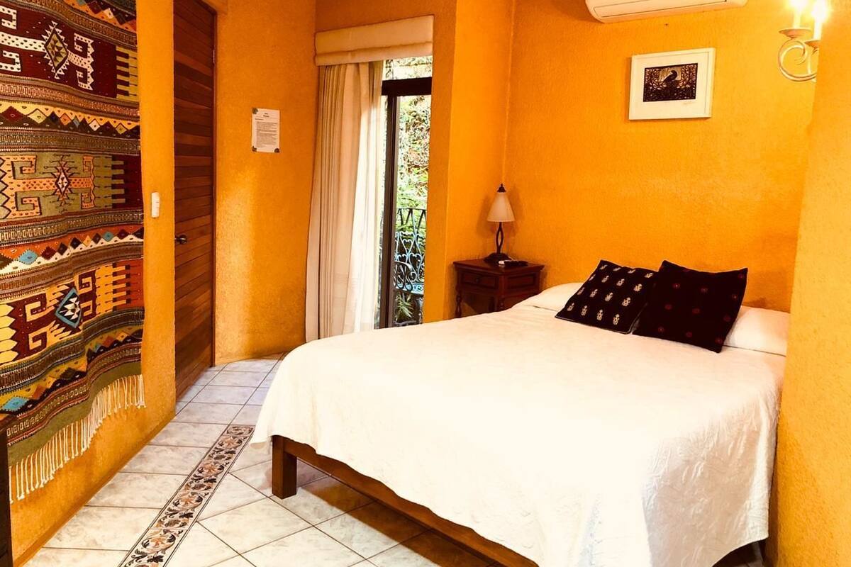 Quarto casal básico de uso individual, vista para o pátio | Roupas de cama de algodão egípcio, roupas de cama premium