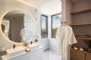 Penthouse Nobre | Casa de banho | Um polibã, um chuveiro fixo, produtos de higiene exclusivos 