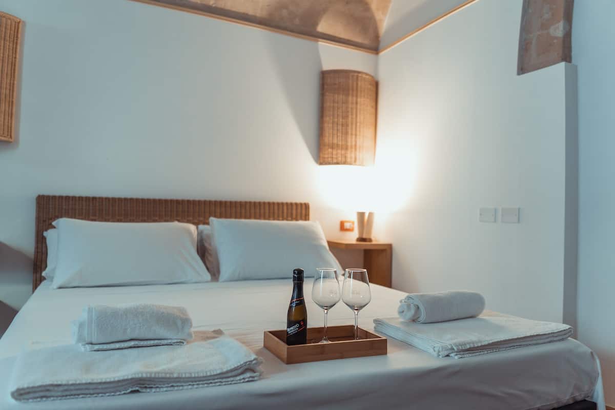 Quarto Quádruplo | Roupa hipoalergénica, minibar com produtos grátis, secretária