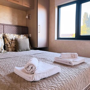 Apartamento conforto | Roupas de cama premium, frigobar, individualmente decorados