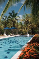 Piscina exterior, da(s) 9:00 à(s) 20:00, toldos gratuitos, guarda-sóis 