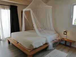 Quarto Clássico com Cama de Casal, varanda, vista para o vale | Com mobília individualizada, secretária, cortinas/cortinados opacos 