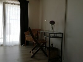 Quarto casal clássico, sacada, vista para o vinhedo | Comodidades do quarto