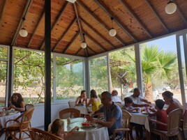 Café da manhã completo grátis todos os dias