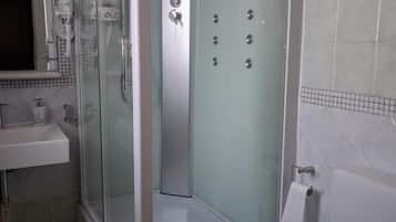 Quarto Duplo | Casa de banho | Um polibã, um chuveiro de hidromassagem