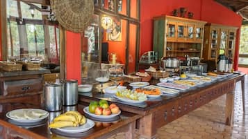 Café da manhã com buffet grátis todos os dias