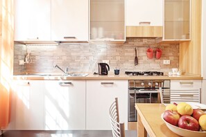 Apartamento, 1 quarto, para não fumantes | Cozinha privada | Geladeira grande, micro-ondas, fogão, cooktop