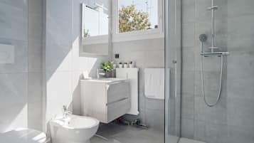 Apartamento, 1 quarto | Casa de banho | Um polibã, um chuveiro fixo, um secador de cabelo, um bidé