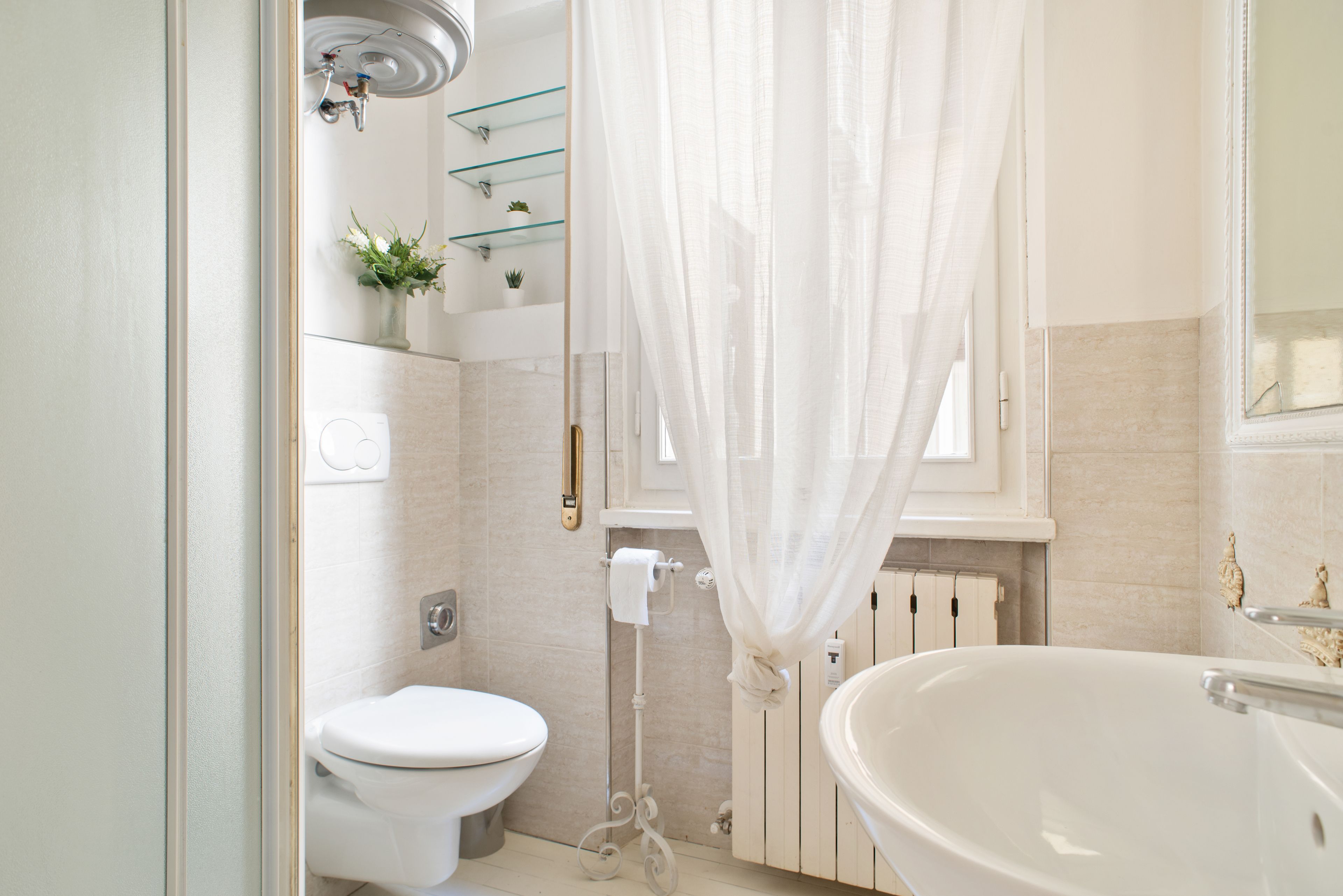 Apartamento, 1 quarto | Casa de banho | Um polibã, um chuveiro fixo, um secador de cabelo, um bidé 