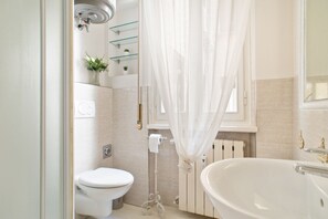 Apartamento, 1 quarto | Banheiro | Chuveiro, chuveiro com efeito de chuva, secador de cabelo, bidê