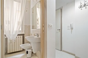 Apartamento, 1 quarto | Banheiro | Chuveiro, chuveiro com efeito de chuva, secador de cabelo, bidê