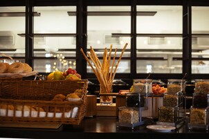 Pequeno-almoço tipo buffet diário mediante uma taxa 