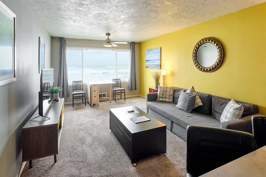 Beachfront Suite - Second Floor - Sleeps 4 - Pool - Oregon