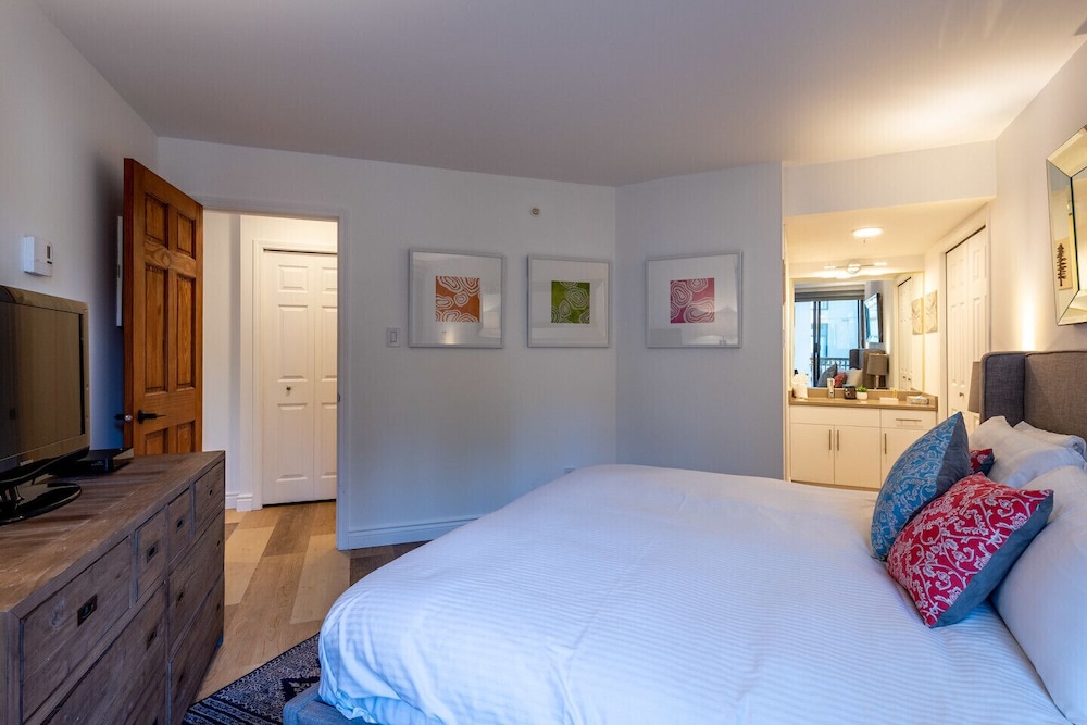 Stylish Mountainside Condo - Whistler