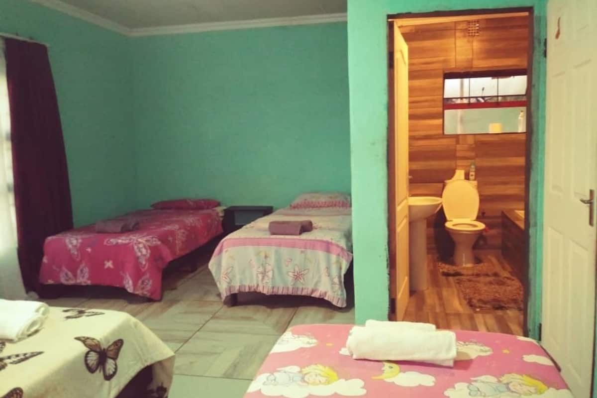 Bed in 4-Bed Mixed Dormitory | 1 quarto, frigobar, escrivaninha, espaço de trabalho para notebook