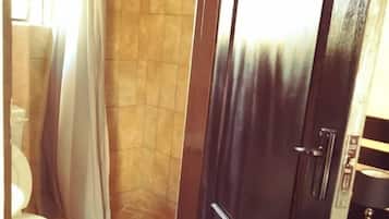Um polibã, um chuveiro fixo, toalhas fornecidas, papel higiénico