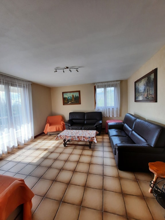 Maison Spacieuse Avec Grand Jardin Clôturé - Lac de Vouglans