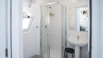 Quarto Duplo ou Twin Standard | Casa de banho | Um polibã, artigos de higiene pessoal grátis, um secador de cabelo