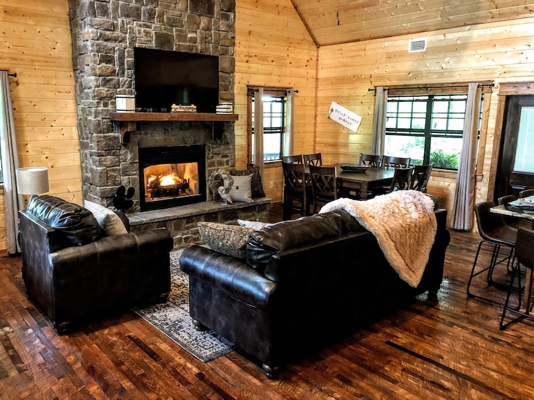 All The Things! Luxury, Prime Location, Tree House, And Hot Tub Vibes - Broken Bow, OK