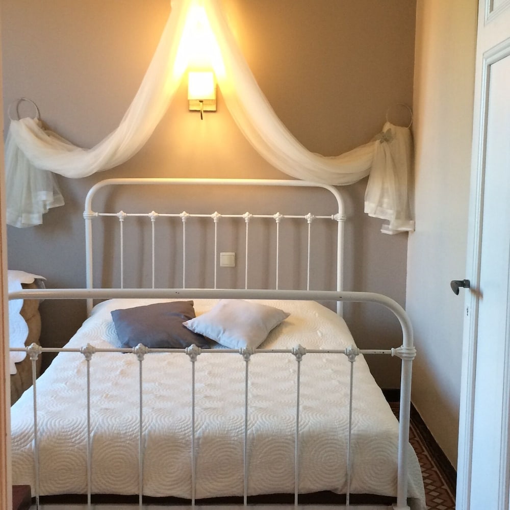 Hébergement Pour 4 Personnes Dans Jolie Maison  En Centre Ville De Thuir - Thuir