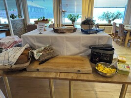 Pequeno-almoço tipo buffet diário (150 NOK por pessoa) 