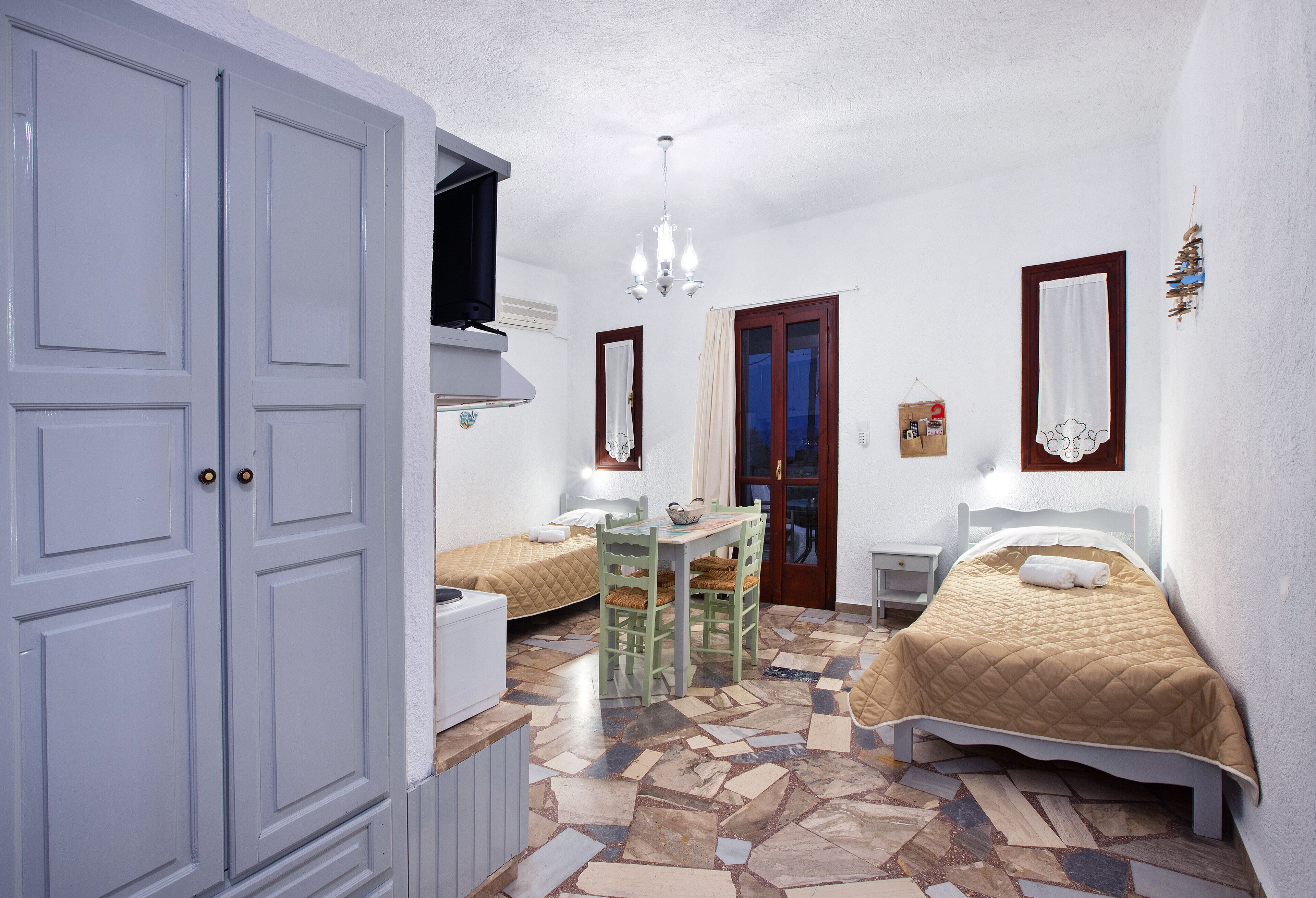 Roupas de cama premium, cofres nos quartos, escrivaninha
