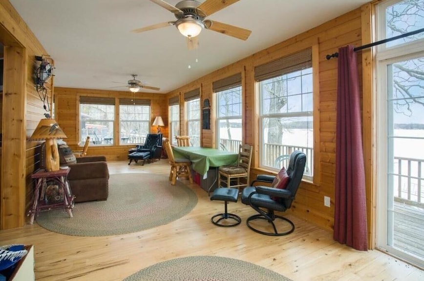 Large Family Lake Oasis With Exquisite Log Furniture Charm! - Minnesota