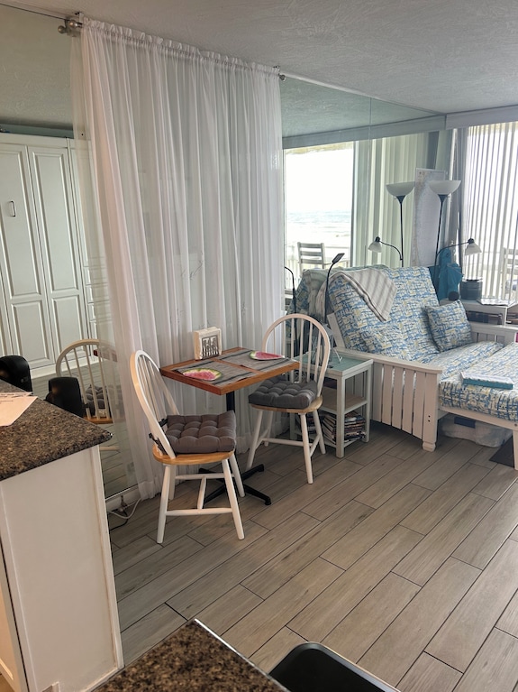 Direct Oceanfront Clean Comfy Studio Cant Get Closer To The Beach Or Pool! - Ormond Beach, FL