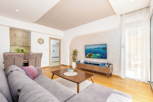 Apartamento, 1 quarto | Sala de estar | Smart TV de 125 cm com canais por cabo 