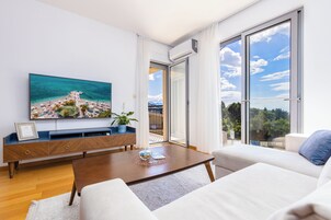 Apartamento, 1 quarto | Sala de estar | Smart TV de 125 cm com canais por cabo 