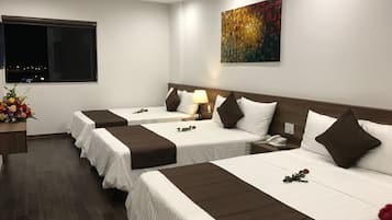 Quarto Familiar, várias camas, varanda, Vista para a cidade | Minibar, quartos insonorizados, Wi-fi grátis, roupa de cama fornecida