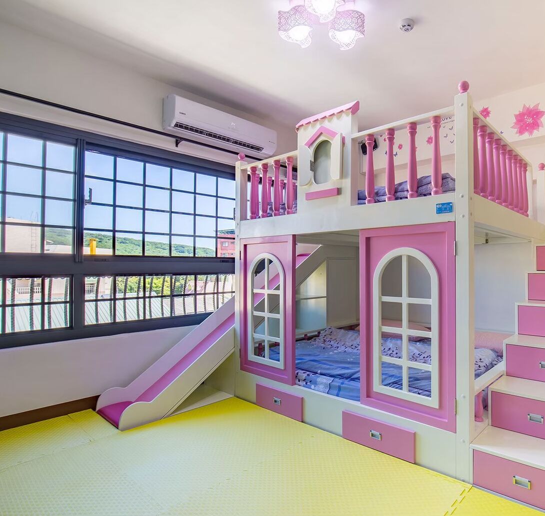 Quarto com beliche, varanda, janelas amplas e escada.