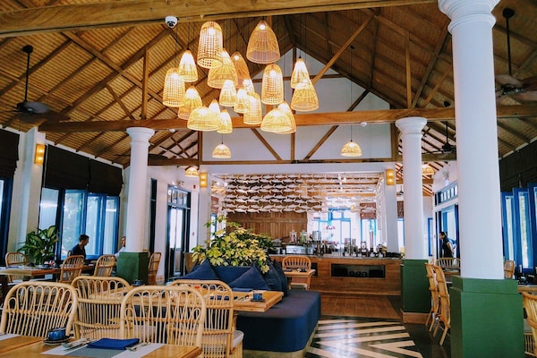 2 restaurantes, cozinha local e internacional