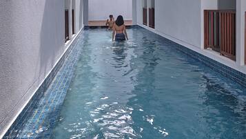 Piscina exterior, espreguiçadeiras