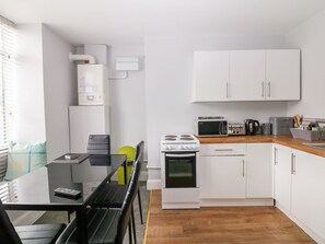 Apartamento | Cozinha privada | Geladeira, micro-ondas, fogão, cooktop