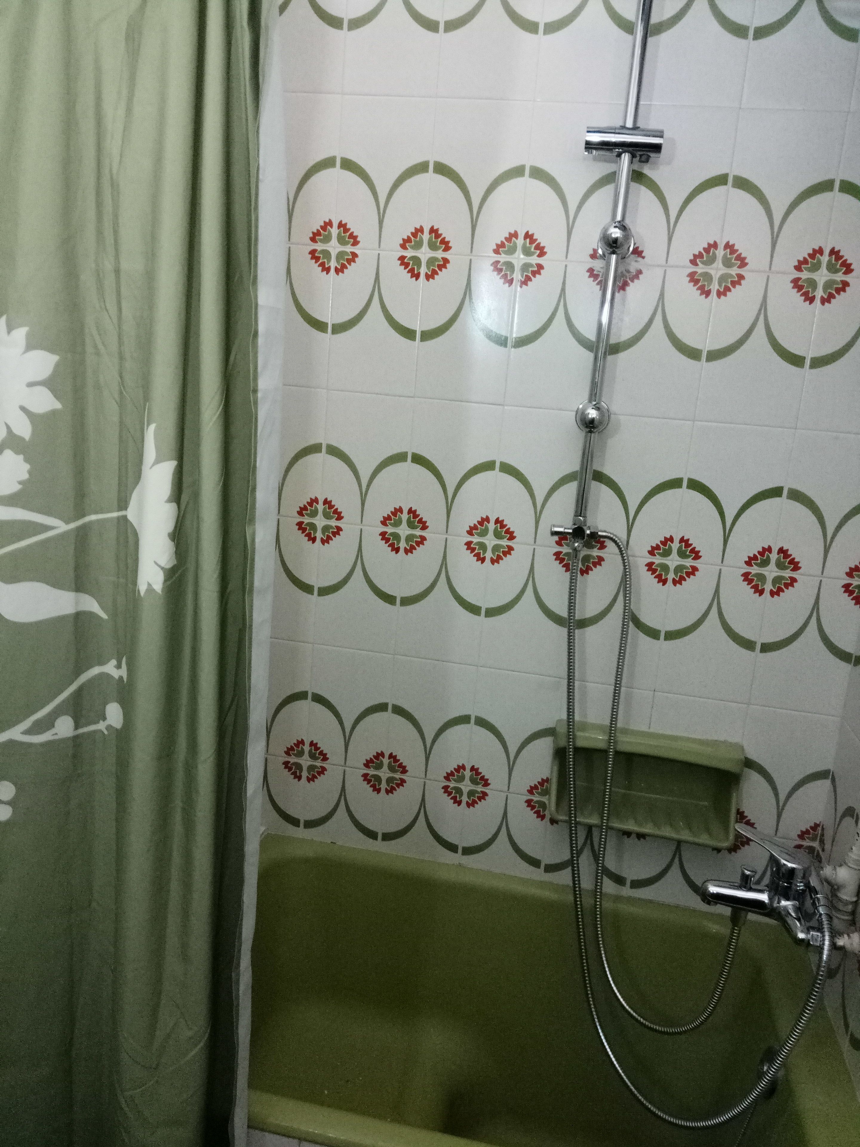 Apartamento | Casa de banho | Uma banheira, artigos de higiene pessoal grátis, um secador de cabelo 