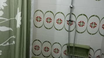 Apartamento | Casa de banho | Uma banheira, artigos de higiene pessoal grátis, um secador de cabelo