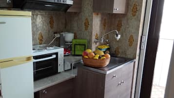 Apartamento | Cozinha privada | Um frigorífico, um forno, uma placa de cozinha, uma cafeteira/bule