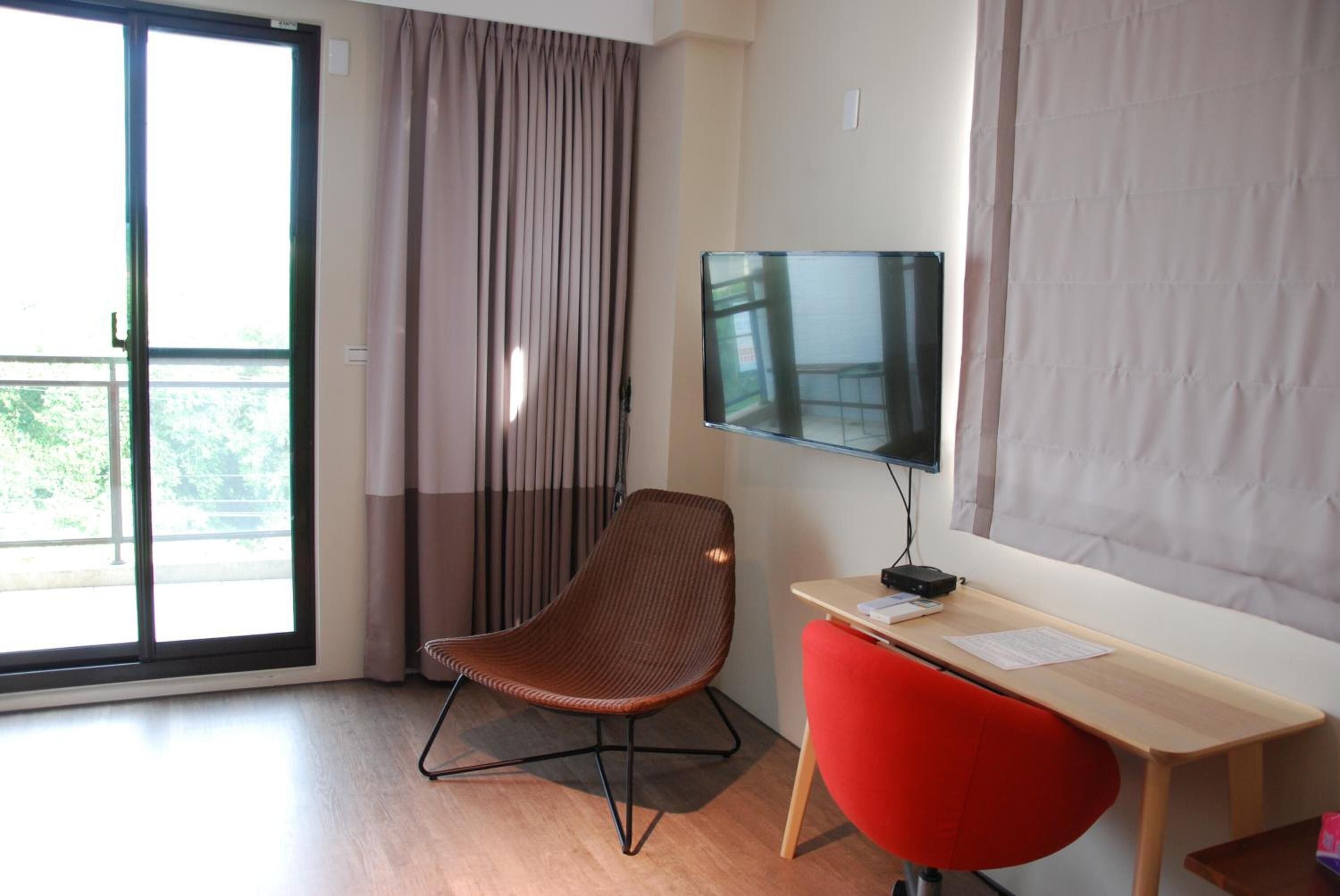 Um frigorífico, uma chaleira elétrica 