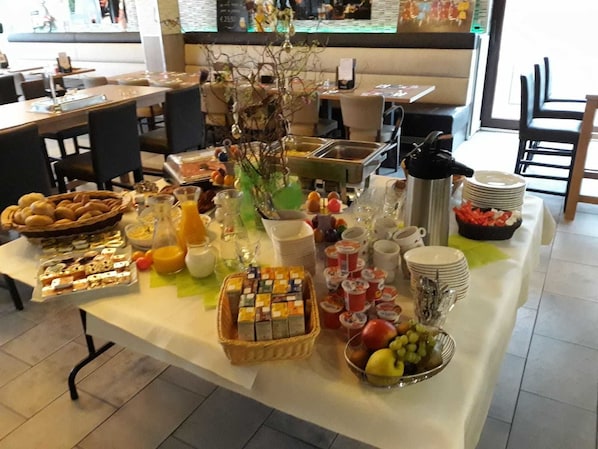 Café da manhã com buffet todos os dias (EUR 13.90 por pessoa)