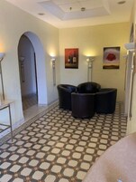 Área de estar no saguão