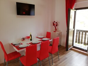 Apartamento, varanda | Refeições no quarto