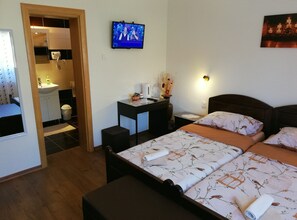 Quarto Triplo, varanda | Cortinas/cortinados opacos, Wi-fi grátis, roupa de cama fornecida